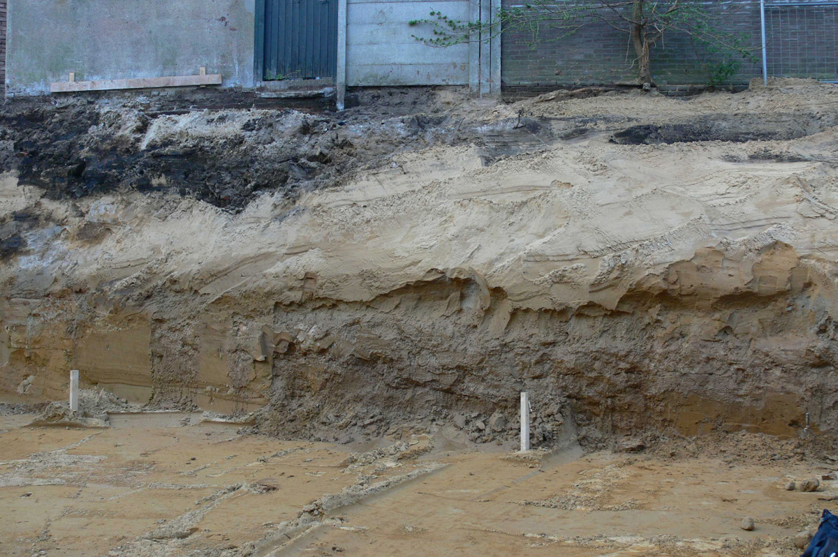 Een detail van de vorige uitsnede. In het midden de waterverzadigde ...