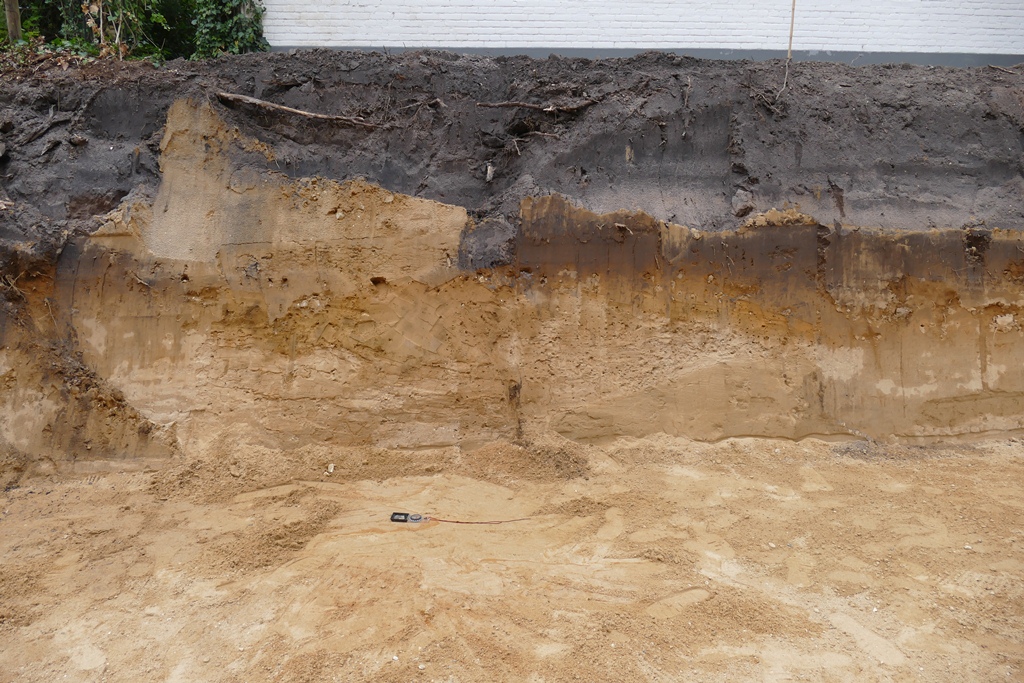 Pakket met grof zand en grind, in scheve positie liggend op een pakket ...